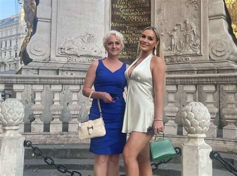PJEVAČICINA MAJKA JE SE S BOMBA Eto na koga Selma tijelo ima