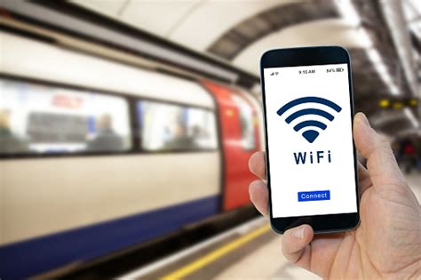 화면에 무선 인터넷 핫스팟 연결 버튼으로 검은 스마트 폰을 들고 손 0명에 대한 스톡 사진 및 기타 이미지 0명 그래픽