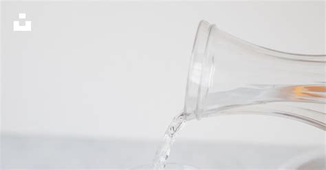오렌지 조각이 담긴 유리잔에 물을 붓는 투수 사진 Unsplash의 무료 회색 이미지