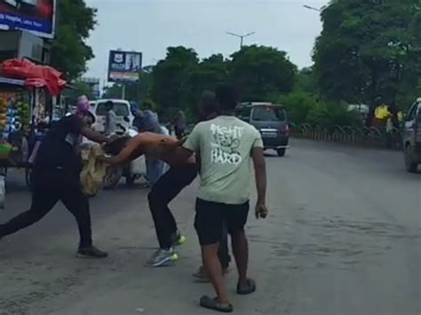 पहले खींचकर सड़क पर घसीटा फिर उठाकर पटकाठेला लगाने के विवाद में