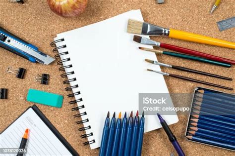 다시 학교로 상징 하는 텍스트에 대 한 공간을 가진 코르크 배경에 학교 요소 가위에 대한 스톡 사진 및 기타 이미지 가위