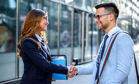 우리는 성공적인 팀입니다 기업 앞에서 악수를 나누는 사업가 비즈니스라이프스타일 컨셉 악수에 대한 스톡 사진 및 기타 이미지 악수 학생 비즈니스 Istock