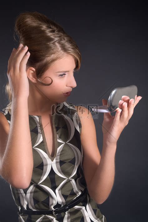 检查她的妆容高清摄影大图 千库网