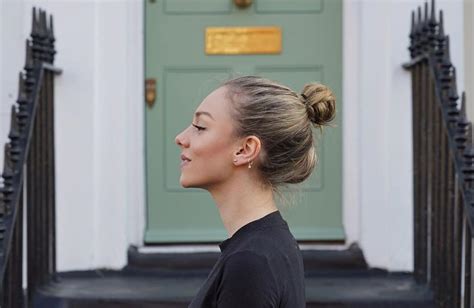 Ester Expósito Lleva Uno De Los Looks Más Cómodos Con Jeans Y Zapatillas