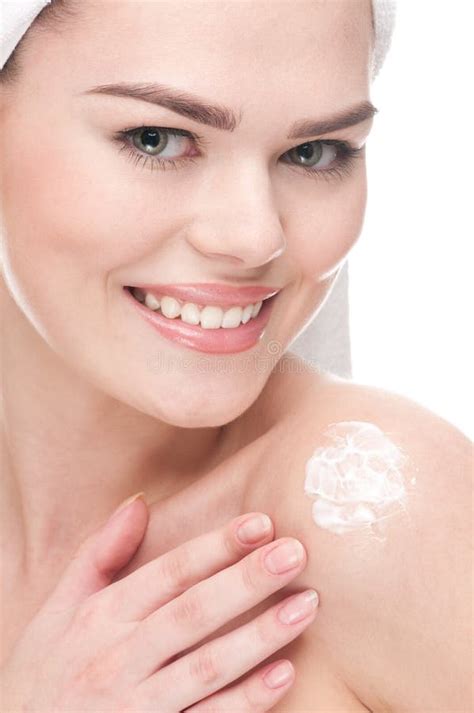 Mujer Que Aplica La Crema De La Crema Hidratante En Cara Foto De