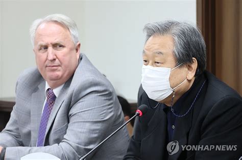 혁신위 회의 참석한 김무성 전 대표 연합뉴스