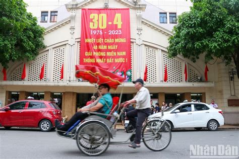 In Pictures Hanoi Coloured In Flags And Flowers To Celebrate National