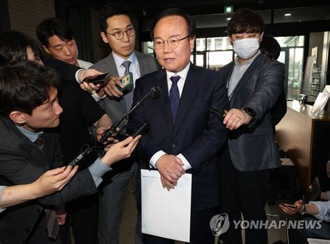 윤리위 앞서 입장 밝히는 김재원 최고위원 연합뉴스