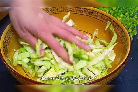 炒包菜，切记不要焯水和直接炒，难怪不好吃，看大厨是怎么做的