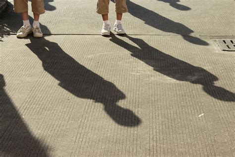 무료 이미지 화이트 바닥 아스팔트 그림자 검은 구두 아이들 신발류 양탄자 영상 모양 노면 놀이터에서