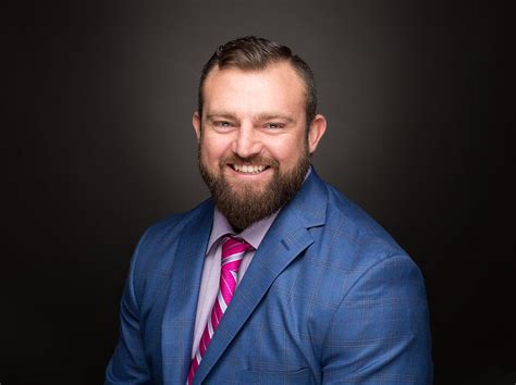 5 Posing Tips For Mens Headshots