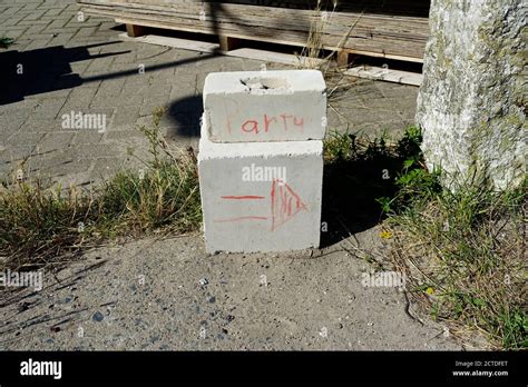 Two Building Blocks With Direction Arrow To The Party On The Beach