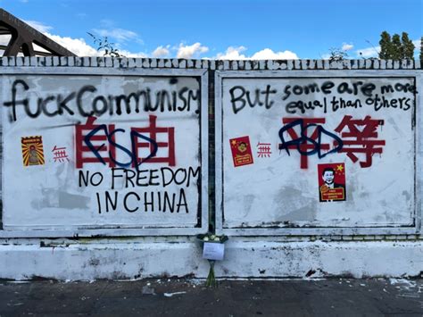 中 선전 문구 때문에”낙서 전쟁터 된 런던 예술 거리 전자신문