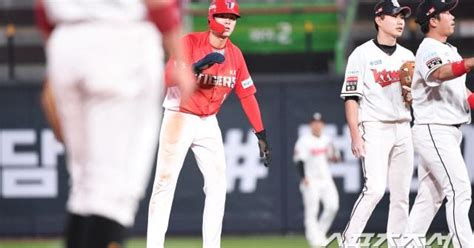 포토 김규성 데뷔 첫 안타에 도루까지 성공