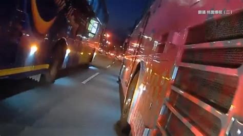 騎士控遭遊覽車惡意逼車 險成「夾心餅乾」