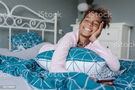 아침에 침대에 귀여운 작은 아프리카 계 미국인 소녀의 초상화 아이에 대한 스톡 사진 및 기타 이미지 아이 아침 침대