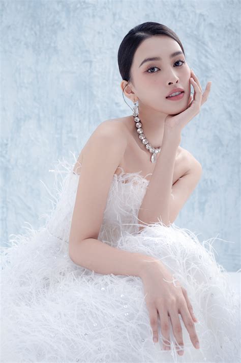 Hoa Hậu Tiểu Vy Bất Ngờ Diện Váy Cưới