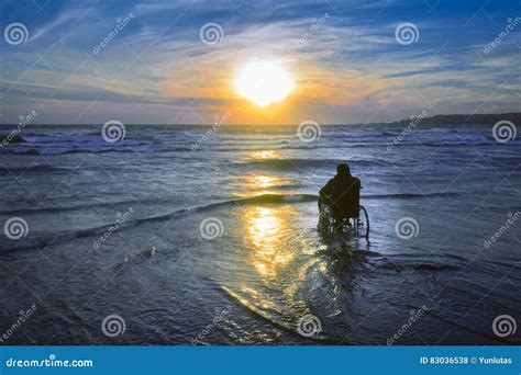 Behinderter Mann Im Rollstuhl Stockfoto Bild von bewölkt handikap 83036538