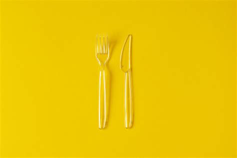 노란색 배경에 투명 플라스틱 포크와 칼 미니멀 한 일회용 식기 컨셉 식사 및 음식 배달 또는 테이크아웃 테이블 나이프에 대한 스톡 사진 및 기타 이미지 Istock