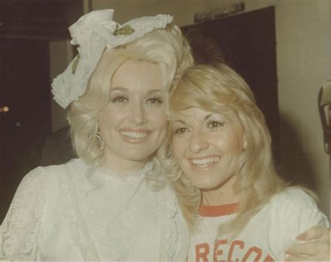 Dolly Parton With Her Little Sister Stella Dolly Parton Dolly Parton
