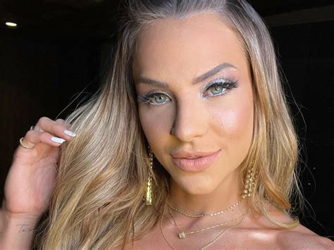 Gabi Martins Surge De Biquíni E Corpo De Boneca Chama Atenção