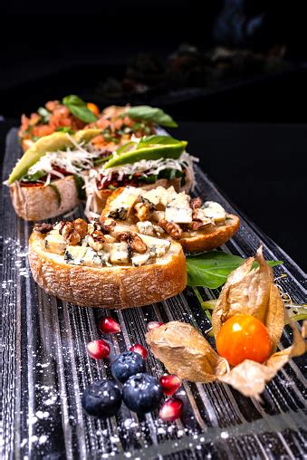 검은 배경에 맛 있는 이탈리아어 안티파스 티의 브루스 케 타 클로즈업 0명에 대한 스톡 사진 및 기타 이미지 0명 구운