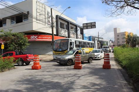 Parte da pista cede e trecho da Avenida Edmeia Mattos em Betim é