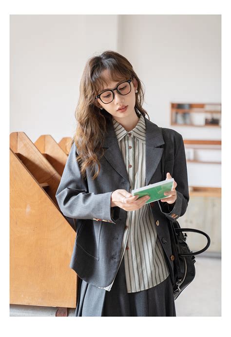 实拍 2024秋季复古法式学院风小西装外套女设计感小个子西服上衣 阿里巴巴