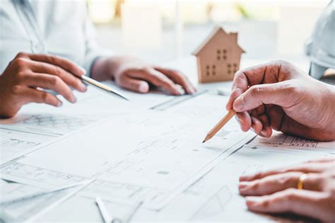 팀 엔지니어 그리기 그래픽 계획 및 작업 장에서 건축 프로젝트에 대 한 회의 건물 외관에 대한 스톡 사진 및 기타 이미지