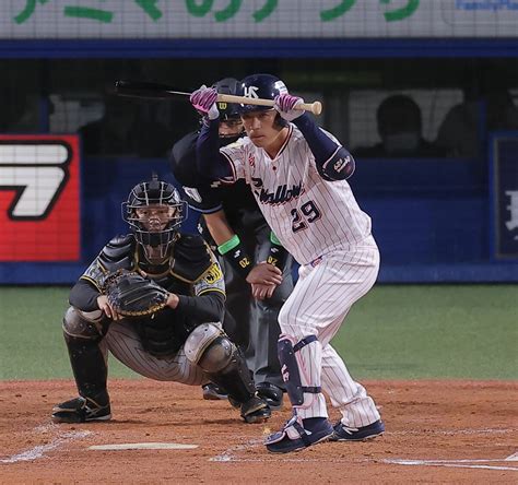 写真 ヤクルト三輪広報が考える、エース・ライアン小川泰弘の“謎のバントの構え”は是か非か？ 文春オンライン