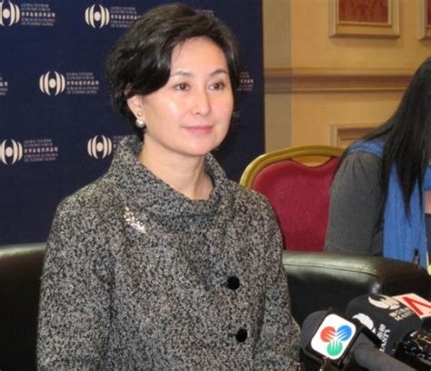 她是身價超過300億的女富豪，年過半百仍是單身 每日頭條