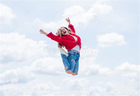 Salto De Niño Al Aire Libre Moda Infantil Y Belleza Sentido De Libertad Retrato De Niña