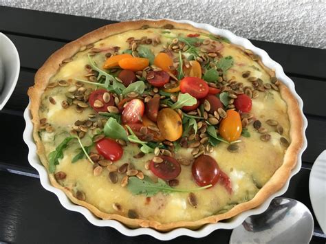 Recept på Paj med getost tomat och karamelliserad lök Lisasrecept se