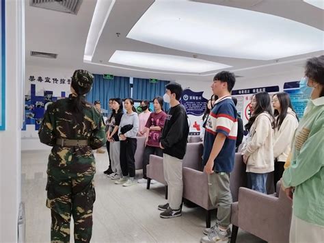 法学院组织毕业生参观校林则徐禁毒宣教室