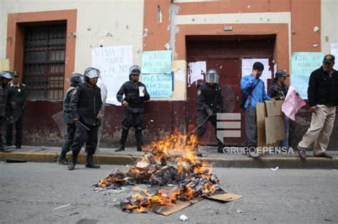 Trabajadores del Inpe se enfrentan a policía PERU CORREO