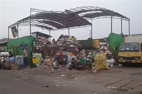 Pengangkutan Sampah Ke TPA Sarimukti Terhambat Sampah Di Kota Bandung