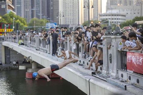 天津跳水大爷宣布：不跳了！狮子林桥游泳朋友