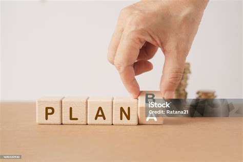 나무 큐브 블록을 A에서 B로 손으로 뒤집고 복사 공간을 포함한 다른 블록에 계획 텍스트를 넣습니다 비즈니스 전략 분석 마케팅 프로젝트 및 위기 개념 가능성에 대한 스톡