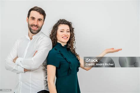 흰색 배경에 두 사람이 뒤로 서 남자 접힌 손 옆으로 그녀의 손을 가리키는 여자 손바닥 제품에 대 한 카피 스페이스와 함께