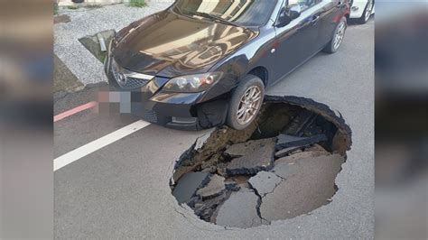 台南永康路面突塌陷 轎車陷入坑洞中