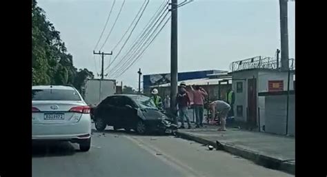 VÍDEO Jovem de anos fica preso às ferragens após acidente em Joinville