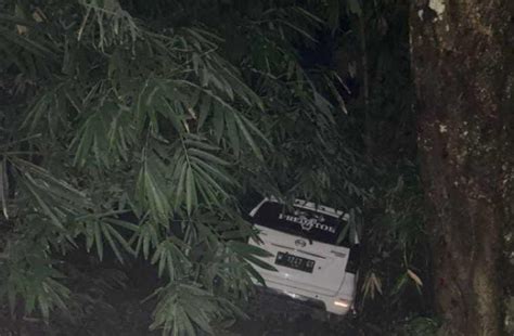 Mobil Daihatsu Xenia Nyungsep Di Jurang Gumitir Jalur Jember Banyuwangi