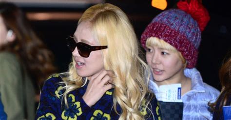 사진 소녀시대 효연가죽재킷 손에 드는 센스