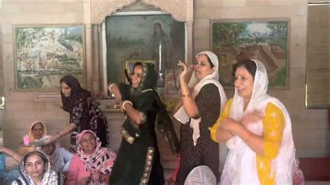 मंदिर में गाये कितना सुंदर कृष्ण भजन 🙏🙏🙏कैसे झूम ऊटे कृष्ण भक्त🌷🌷🌷