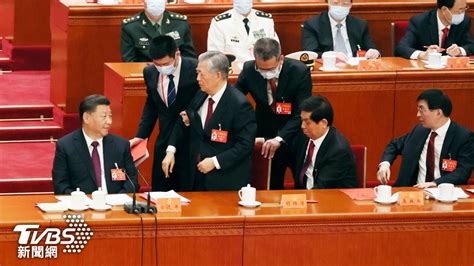 帶離胡錦濤非普通工作人員？ 網友懷疑是習近平貼身隨扈