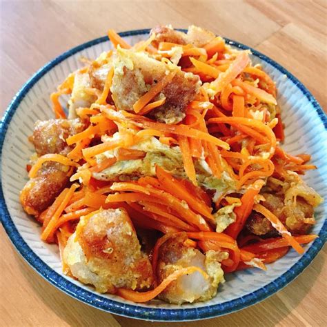 レシピ「若鶏タツタのにんじんしりしり」おうち居酒屋♪千切りのにんじんと卵を炒めた沖縄料理のにんじんしりしりに、若鶏タツタを加えたメニューです