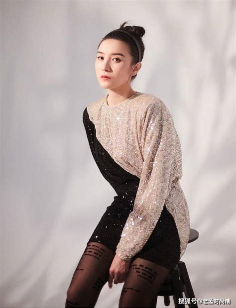 宋佳穿亮片拼接连衣裙 黑丝秀大长腿演绎俏皮摩登 搜狐大视野 搜狐新闻