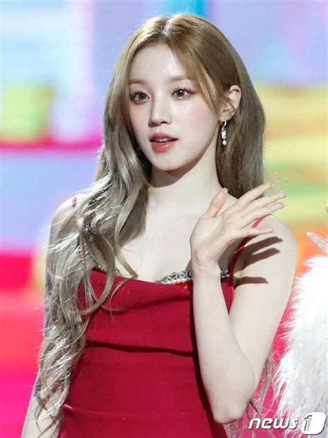 宋雨琦对镜比心活泼可爱 穿红色吊带裙性感妩媚 搜狐大视野 搜狐新闻