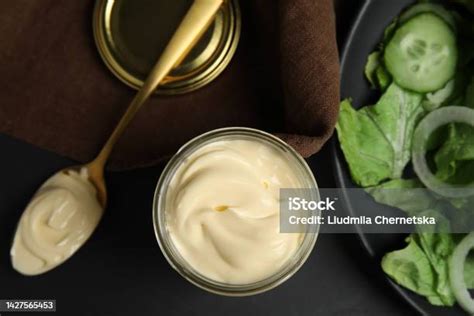 검은 테이블에 신선한 샐러드 근처에 맛있는 마요네즈를 곁들인 항아리와 숟가락 평평하게 누워 0명에 대한 스톡 사진 및 기타