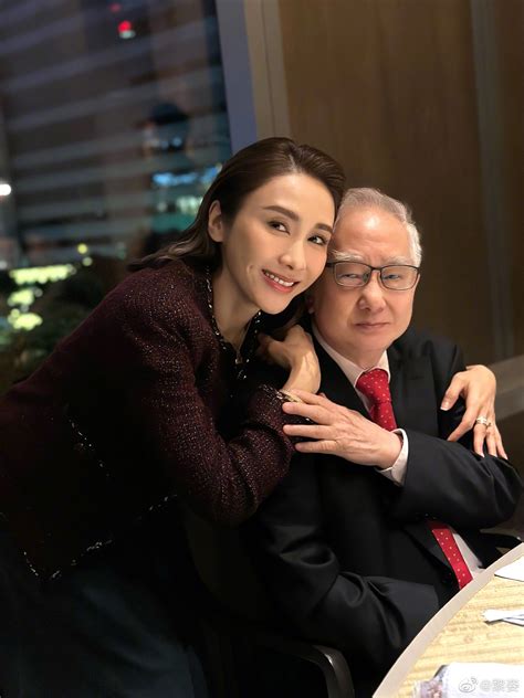 晒全家福为父亲庆生 黎姿：看见爸爸头发变白有些感触 988